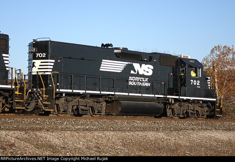 NS 702